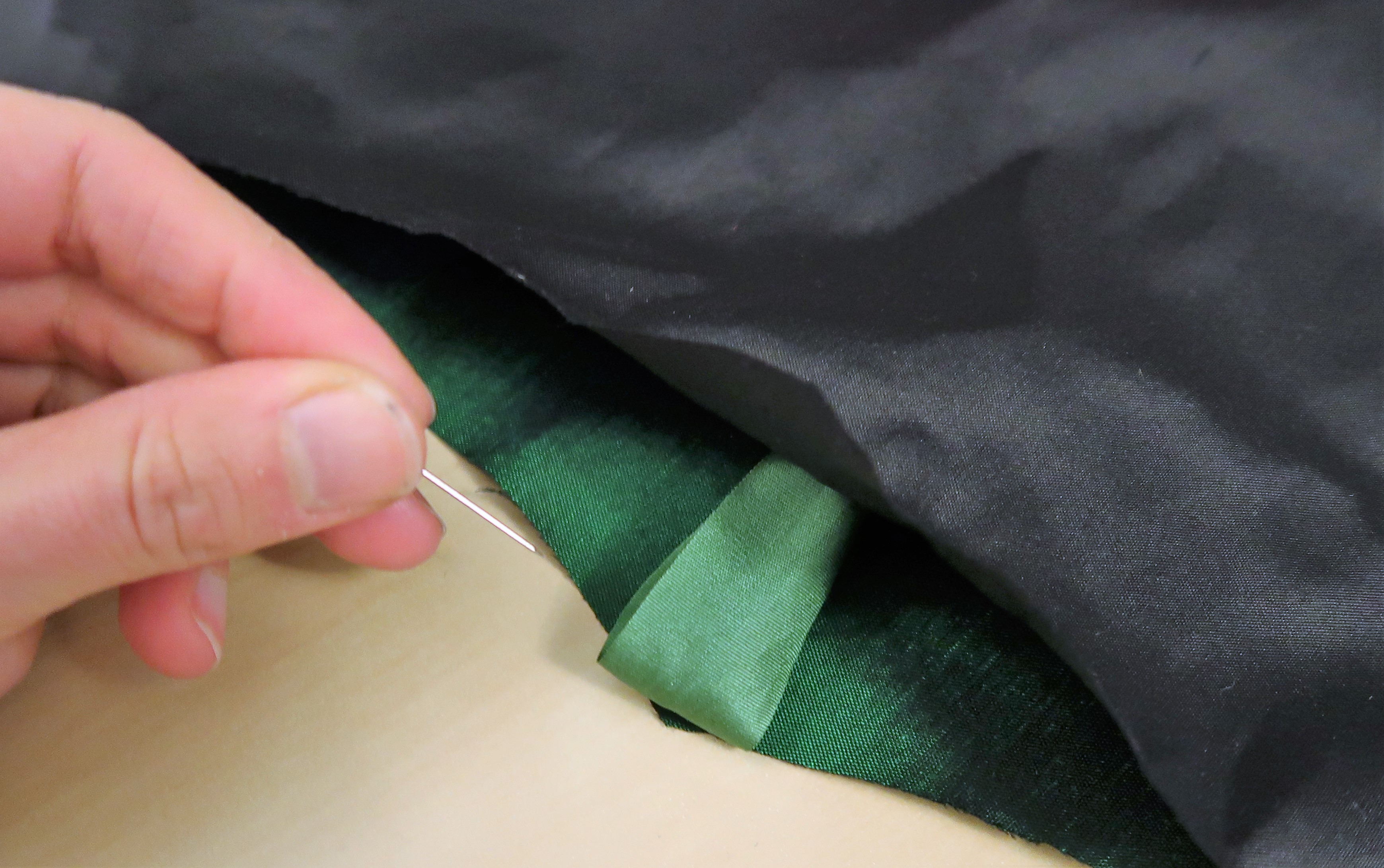 Loose sleeves with ribbons- a tutorial | HANDCRAFTED HISTORY