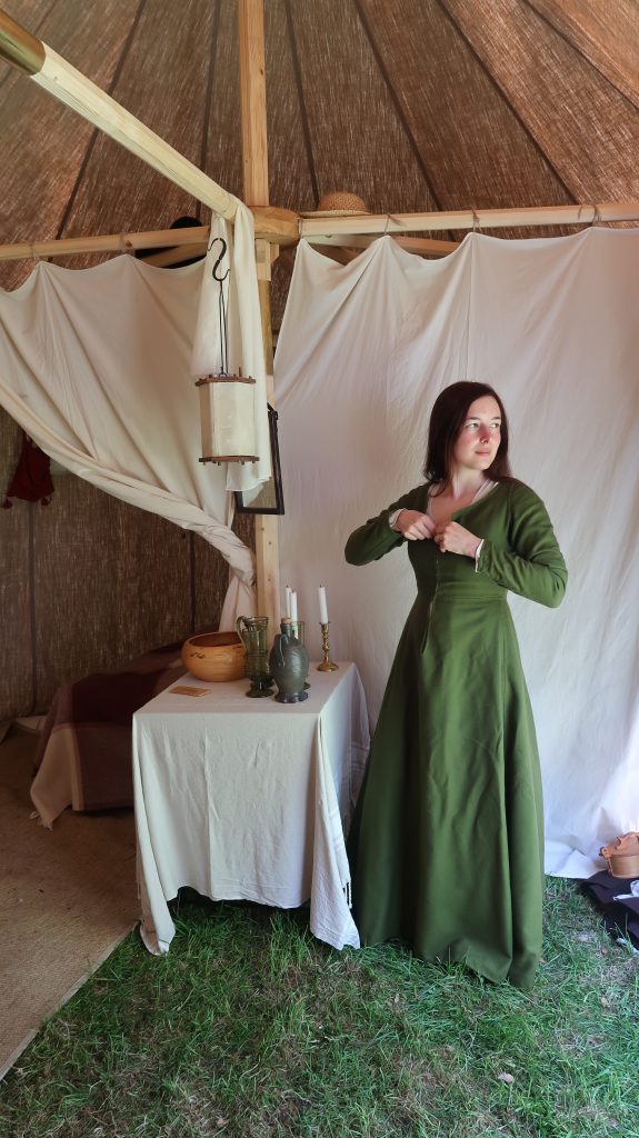Kirtles and dresses during the 15th century | HANDCRAFTED HISTORY