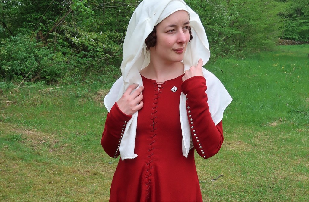 Lacing on medieval dresses | HANDCRAFTED HISTORY