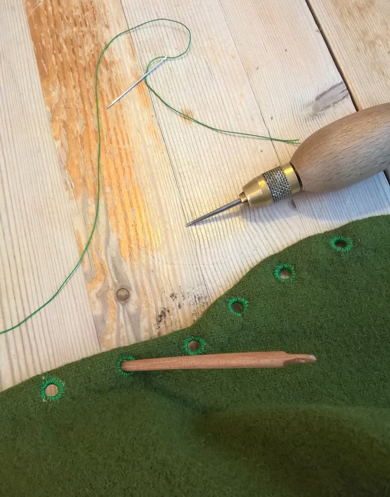 Lacing on medieval dresses | HANDCRAFTED HISTORY